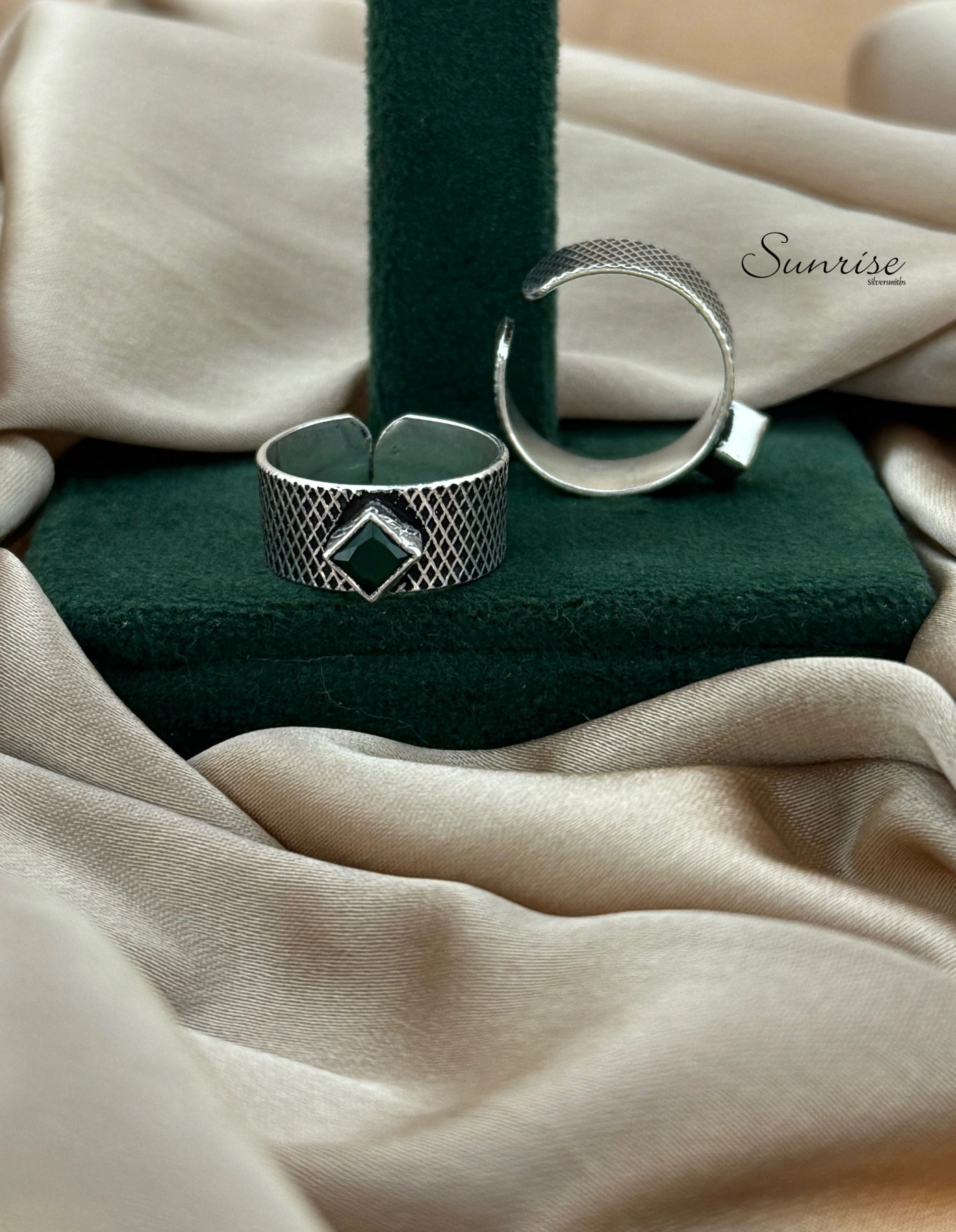 GREEN CUT STONE TOE RINGS – Sunrise Silversmiths